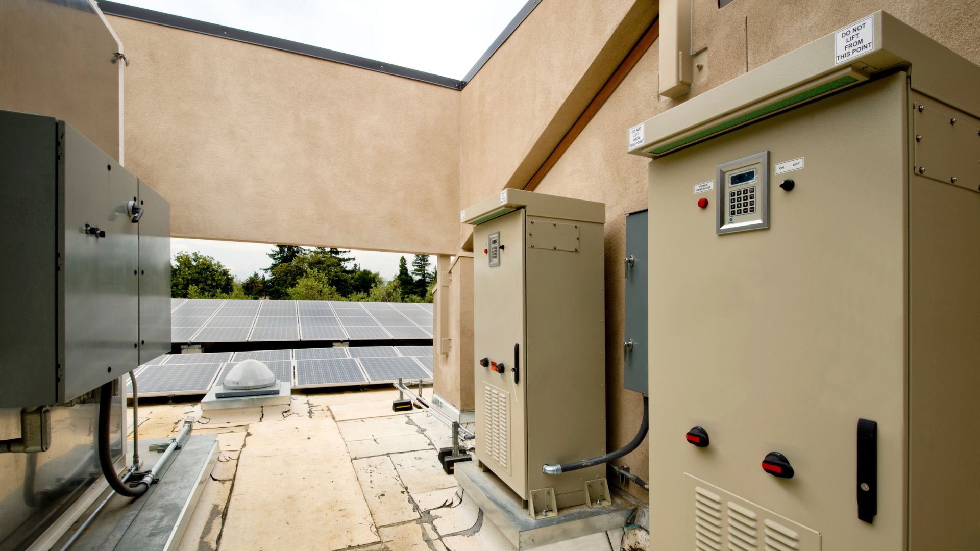 How to Run 2 Inverters from One Solar Array? | SolarCtrl