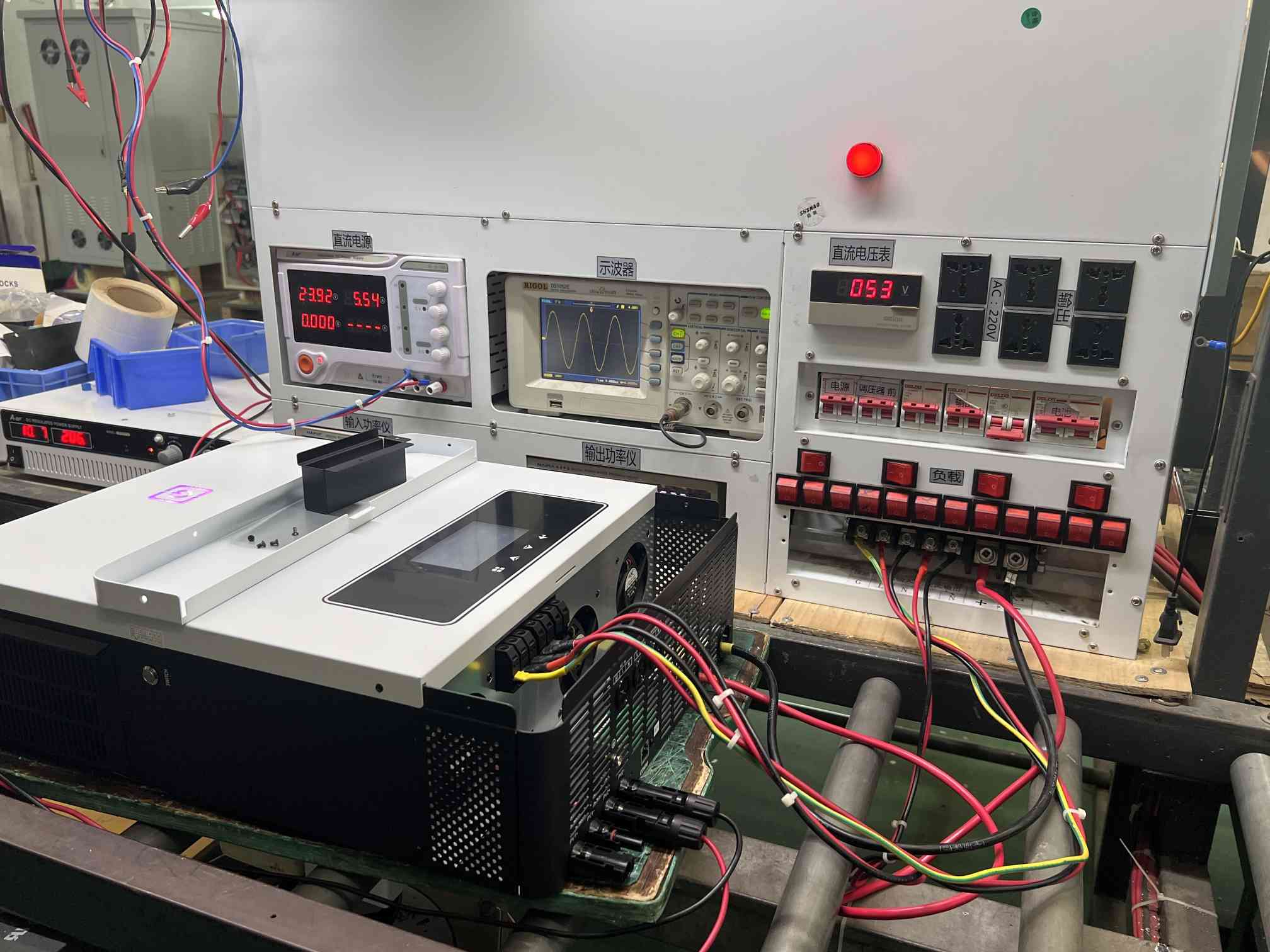 Does a hybrid solar inverter have an inbuilt charger? | SolarCtrl