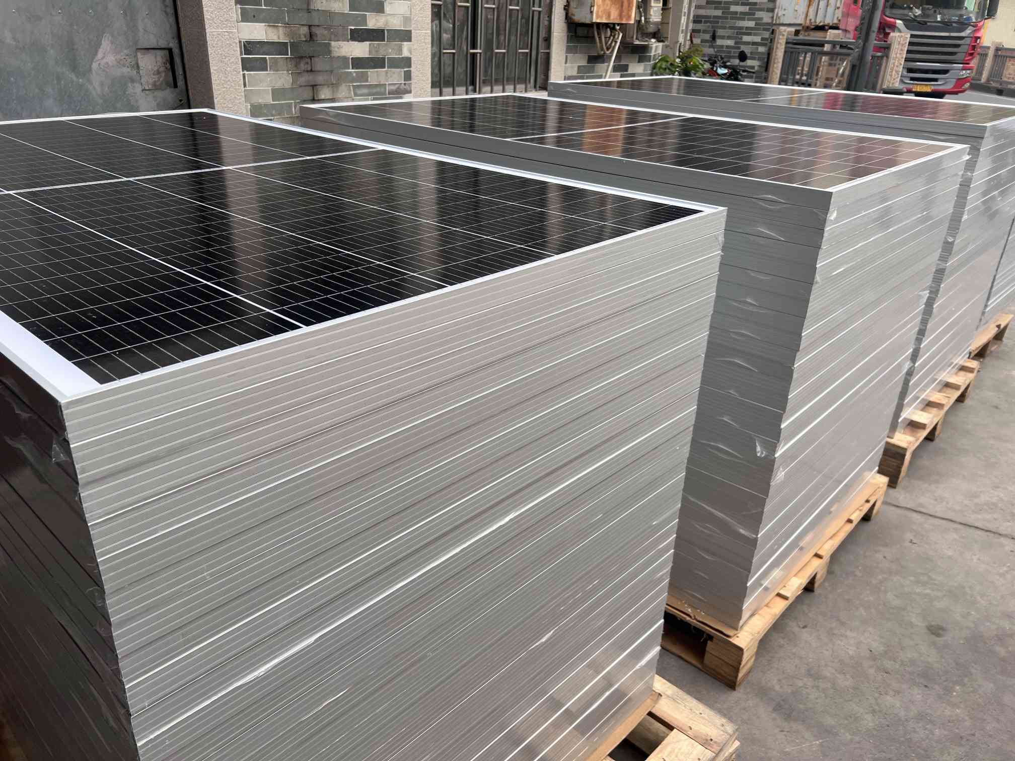 What's the Typical Lifetime of Solar Panels? | SolarCtrl